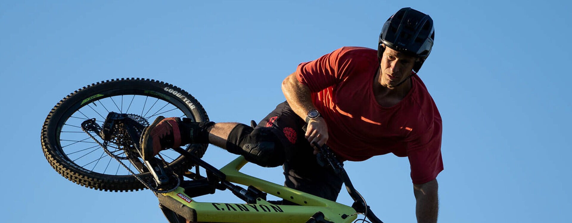 THE PILGRIM - TREAD ON IT - SB05K103 | Swatch® UK